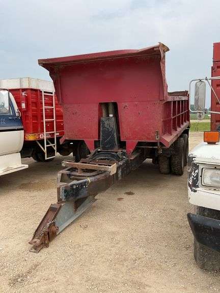 1989 Tandem pull type dump trailer w/Hendrickson walking beam suspension, h - Hamilton-Maring ...