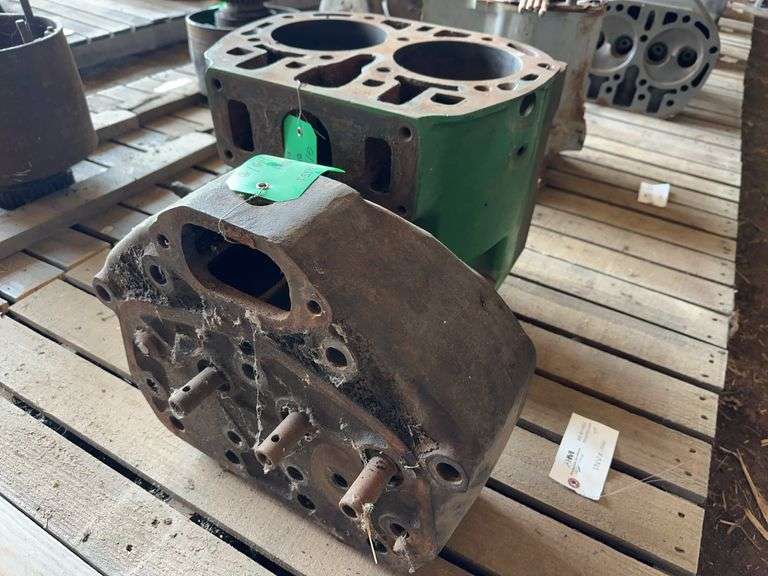 John Deere G Engine Block And Cylinder Head - Hamilton-Maring Auction Group
