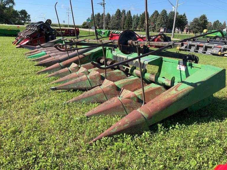 John Deere 6 row corn head w/corn reel; shaft missing from RH drive ...