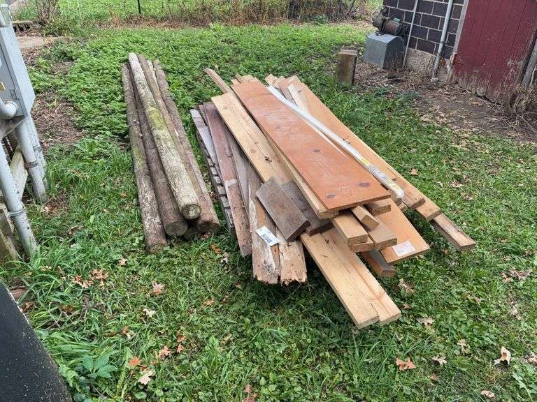 Pallet Of Assorted Lumber, Wooden Fence Posts - Hamilton-Maring Auction ...