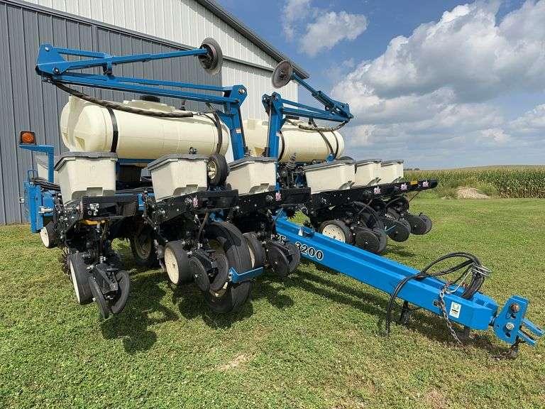 2006 Kinze 3200 Flex Frame Planter, 12 Row 30”, Front Fold, Hyd Markers ...