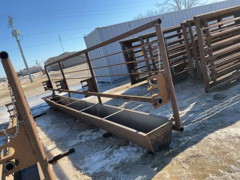 Free Standing Panel with Feed bunk - Hamilton-Maring Auction Group