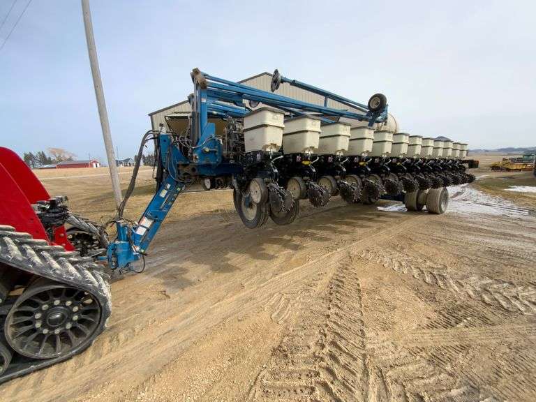 2001 Kinze 3700 Planter, 24 row; 30", Martin row cleaner-no till combo ...