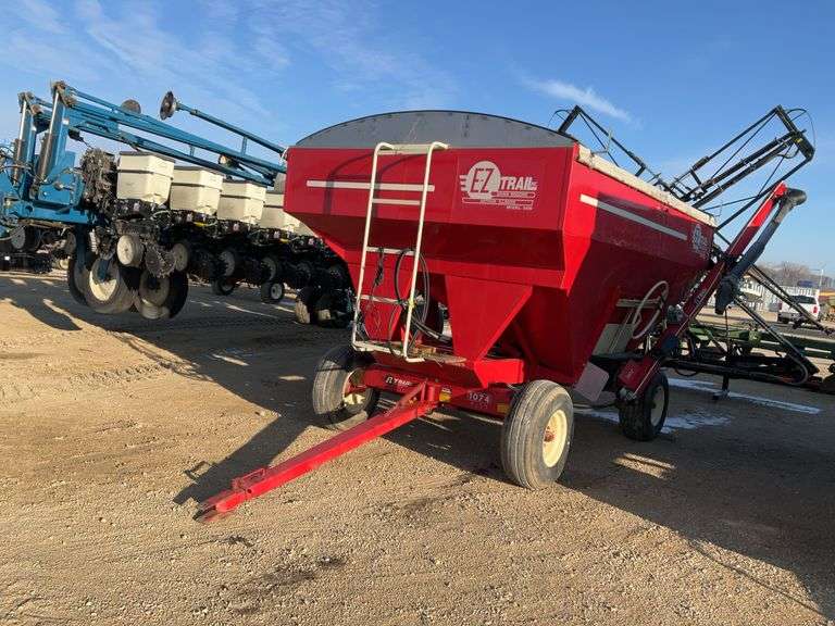 EZ Trail 3400 gravity box w/auger; roll tarp, dual compartment, hyd ...