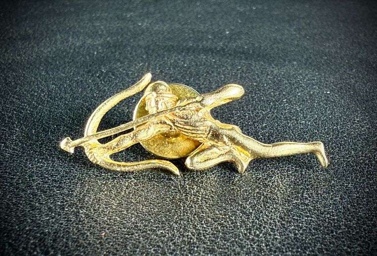 14K Yellow Gold Pin Man w/ Bow & Arrow - Mantle Auctioneer