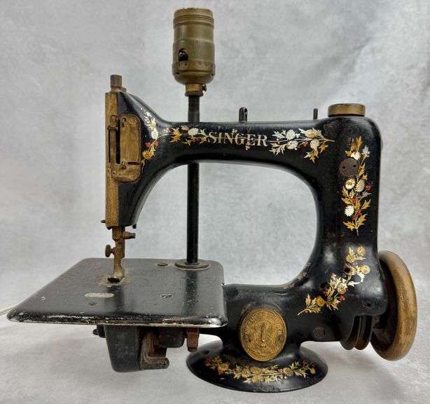 Vintage Singer Sewing Machine Lamp - Mantle Auctioneer