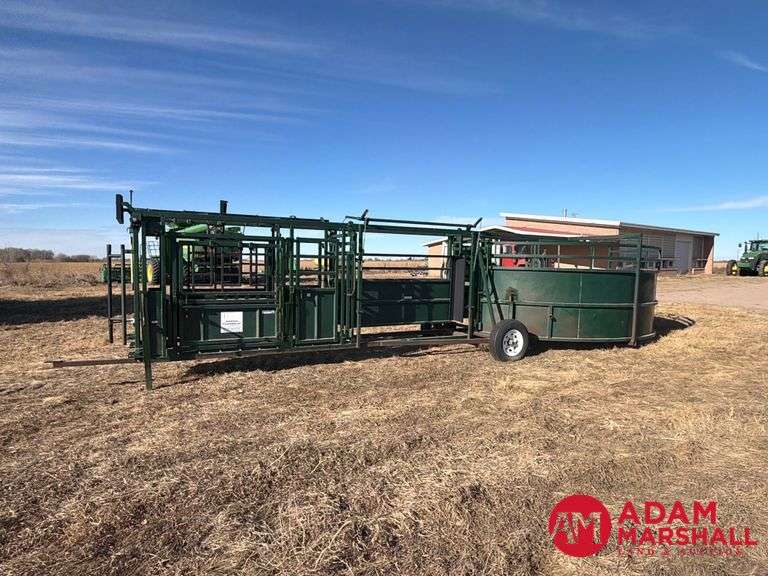 Arrow Q-Catch Portable Squeeze Chute - Adam Marshall Land & Auction, LLC