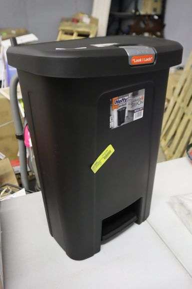 13 gal Hefty Lockable Step on Trash Can - Matthews Auctioneers