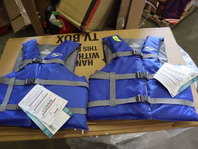 (2) Stearns adult universal life jacket - Matthews Auctioneers