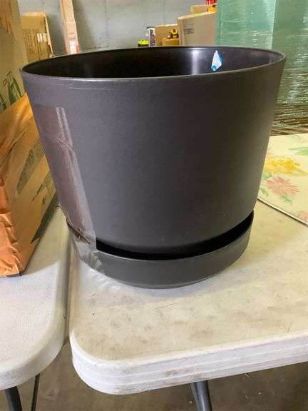 Planter pot - Matthews Auctioneers