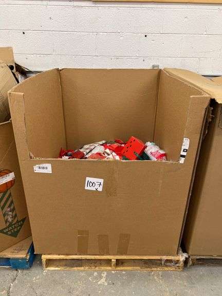Pallet of New Christmas - Matthews Auctioneers