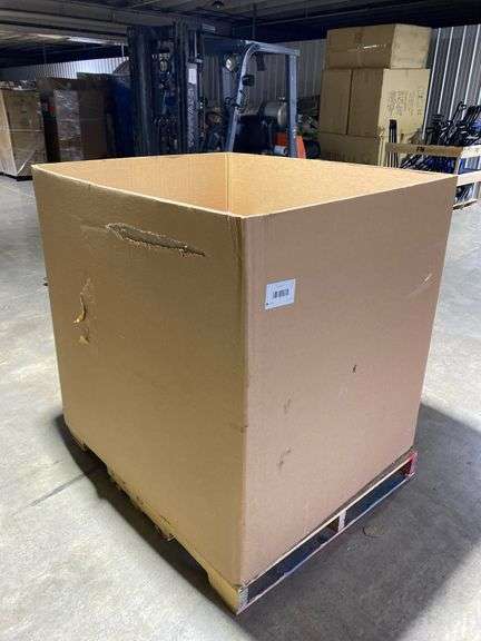 Pallet of DG Holiday Decor - Matthews Auctioneers