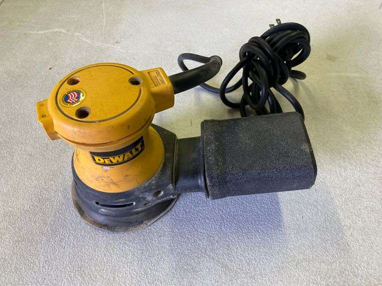 DeWalt DW421 Corded Random Orbit Palm Sander - Matthews Auctioneers