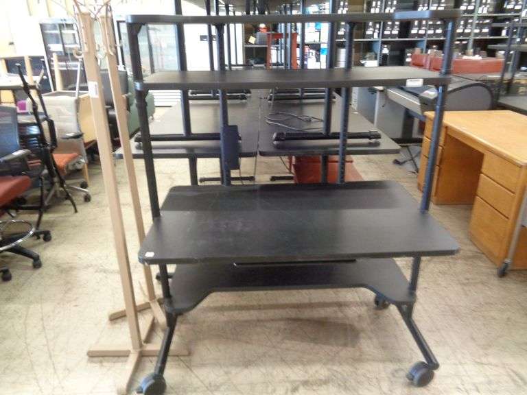 1 TABLE - Matthews Auctioneers