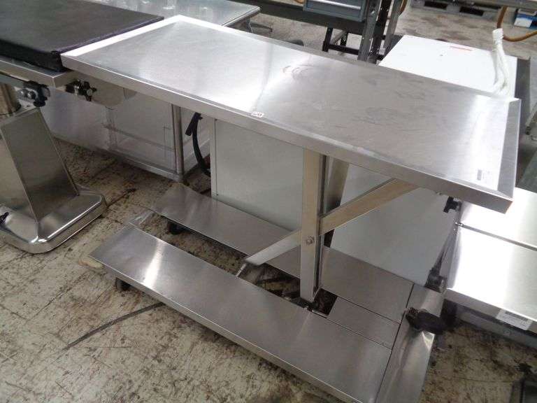 1 HYDRAULIC TABLE - Matthews Auctioneers