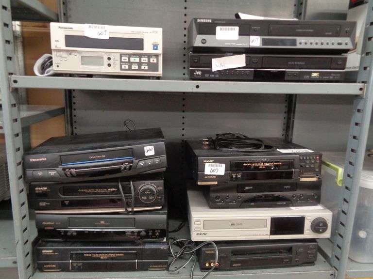 1 LOT-VCRS & VCR/DVD COMBOS - Matthews Auctioneers