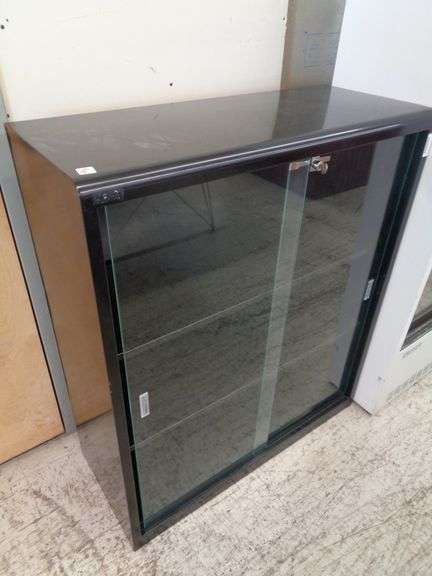1 DISPLAY CASE - Matthews Auctioneers