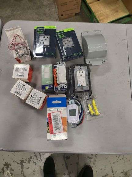 Group lot of Miscellaneous Electric items - Matthews Auctioneers