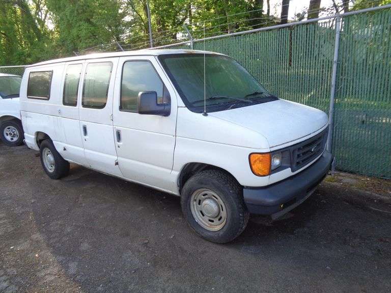 2005 FORD CARGO VAN - Matthews Auctioneers