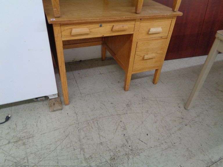 1 -DESK - Matthews Auctioneers