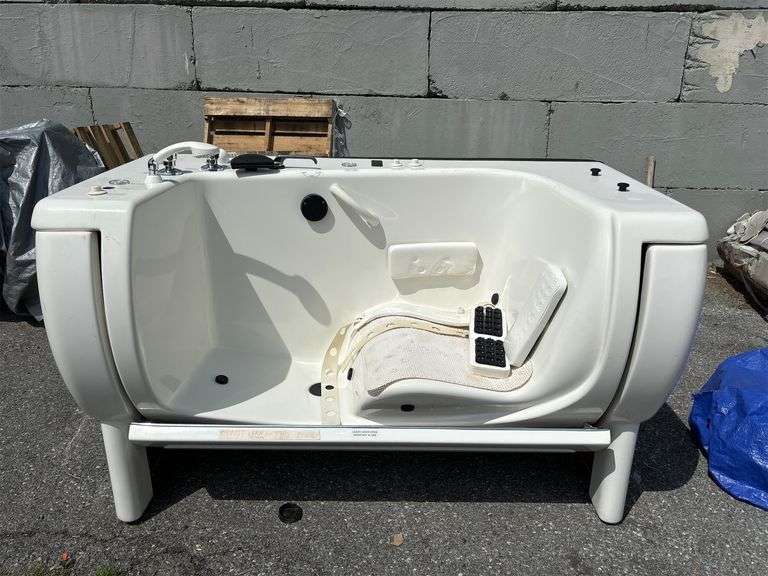 Handicap Accessible Tub - Matthews Auctioneers