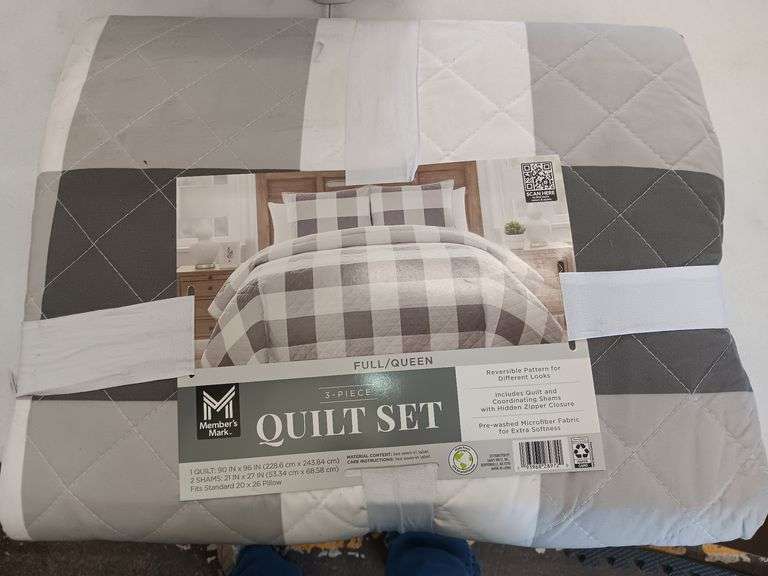 Full / queen 3 piece quilt set - Matthews Auctioneers