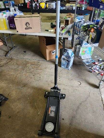 Husky 3 ton low profile floor jack with quick lift - Matthews Auctioneers