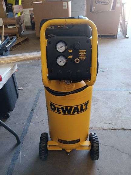 DEWALT 15-Gallon Portable Electric 225 PSI Vertical Air Compressor ...