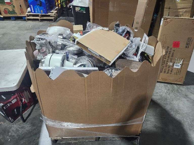 Pallet of ceiling fan and light fixture parts - Matthews Auctioneers