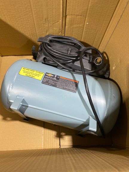 3 gallon oil free portable air compressor - Matthews Auctioneers