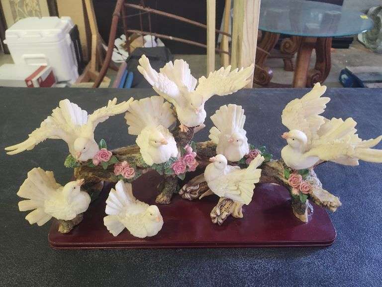Bird themed decoration - Matthews Auctioneers