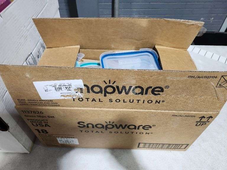 Snapware 18 piece set - Matthews Auctioneers