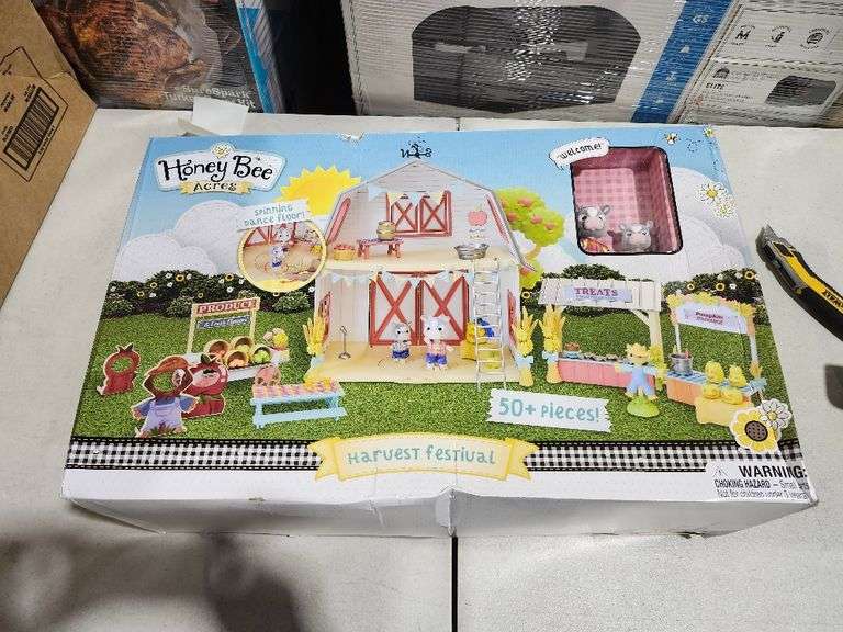 Honey Bee Acres Harvest Festival, Doll Playset wit - Matthews Auctioneers