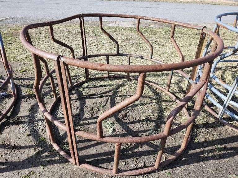 6 ft. Wide metal hay ring - Matthews Auctioneers