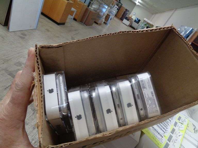 1 BOX OF 5 APPLE IPODS - Matthews Auctioneers
