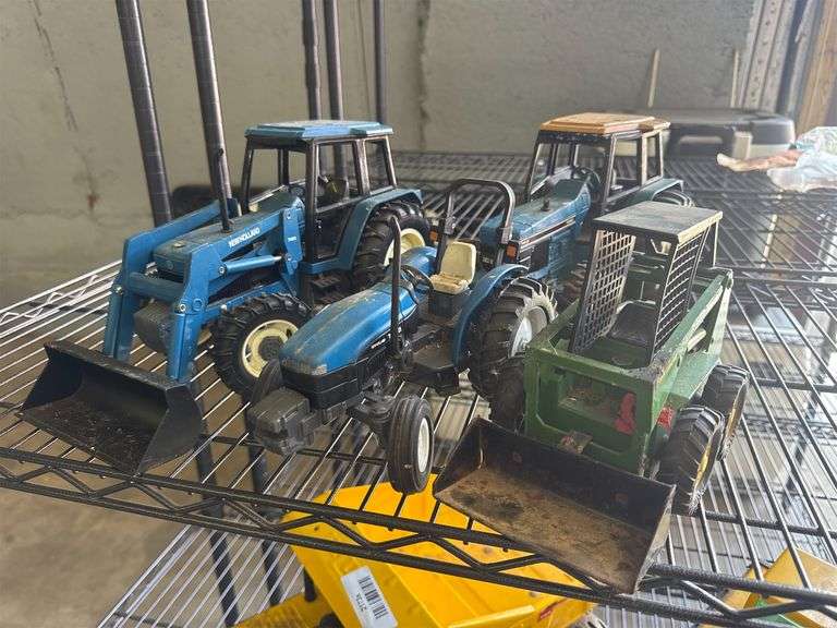Lot of Metal Tractors - Matthews Auctioneers