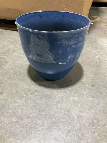 Medium Flower Pots - Matthews Auctioneers