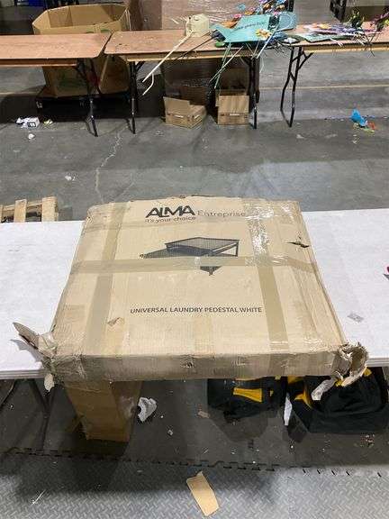 White universal pedestal white - Matthews Auctioneers