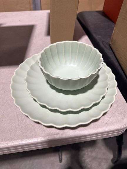 Members Mark 12 Piece Scallop Dinnerware Set Green - Matthews Auctioneers