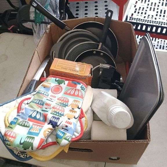 Misc household items lot - Matthews Auctioneers