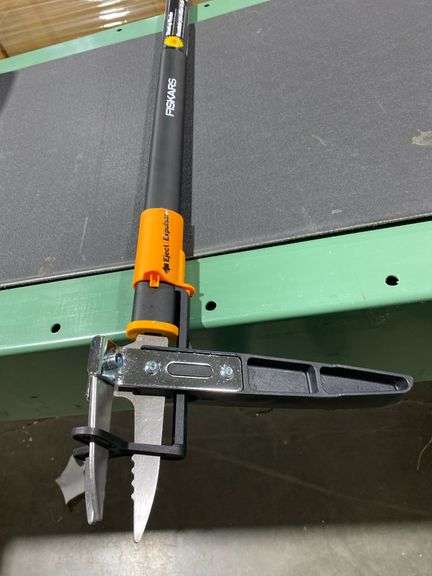 Fiskars Triple-Claw 32.9" Stand-Up Weeder with Serrated Claws ...