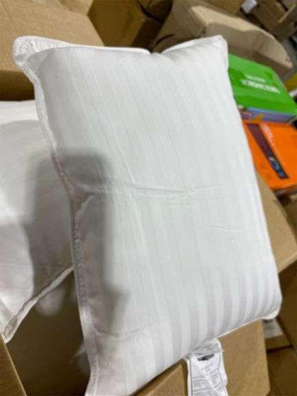 4 small white pillows - Matthews Auctioneers