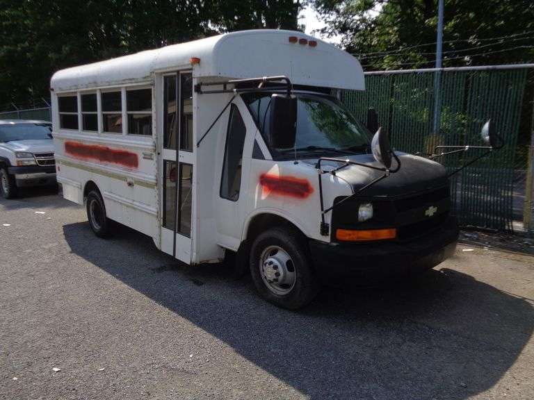 1 -2005 14 PASSENGER CHEVY BUS MILEAGE 81,321 VIN# 1GBJG31K281126548 ...