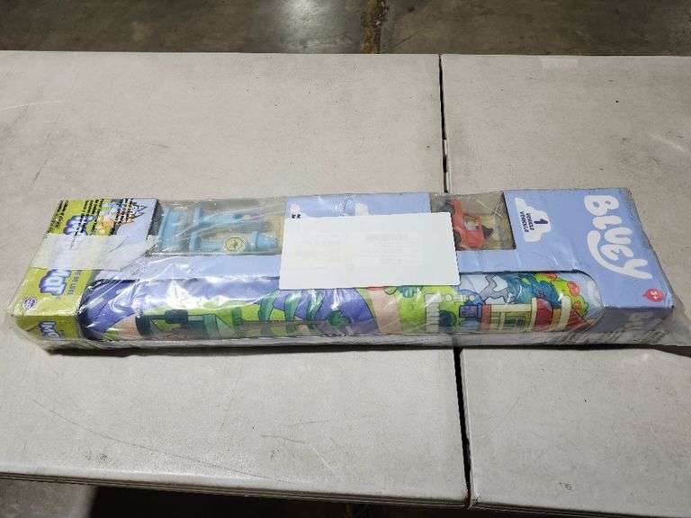 Bluey Deluxe One Car Megamat with a car and accessories - Matthews ...