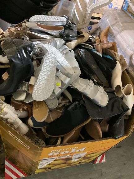 Pallet Of shoes - Matthews Auctioneers