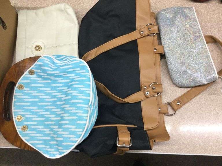 4 used purses - Matthews Auctioneers