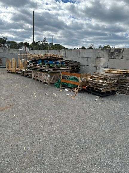 Large Group Lot Of Assorted Pallet/Crates - Matthews Auctioneers