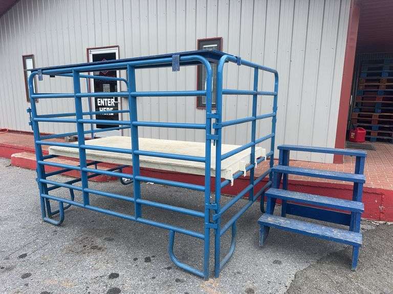 Auctioneer Podium - Matthews Auctioneers