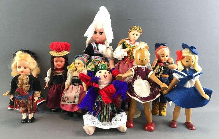 Group of 10 assorted international dolls - Matthew Bullock Auctioneers