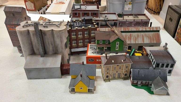 Group of Plastic Model Train Buildings - Matthew Bullock Auctioneers